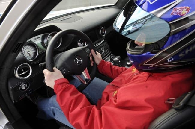 A car driver fined for not wearing a helmet » MotorOctane